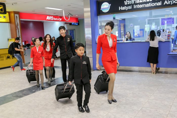 คิดส์ซาเนียและแอร์เอเชีย ติดปีกพา 5 ลูกเรือตัวน้อยบินจริง - Soceleb.net